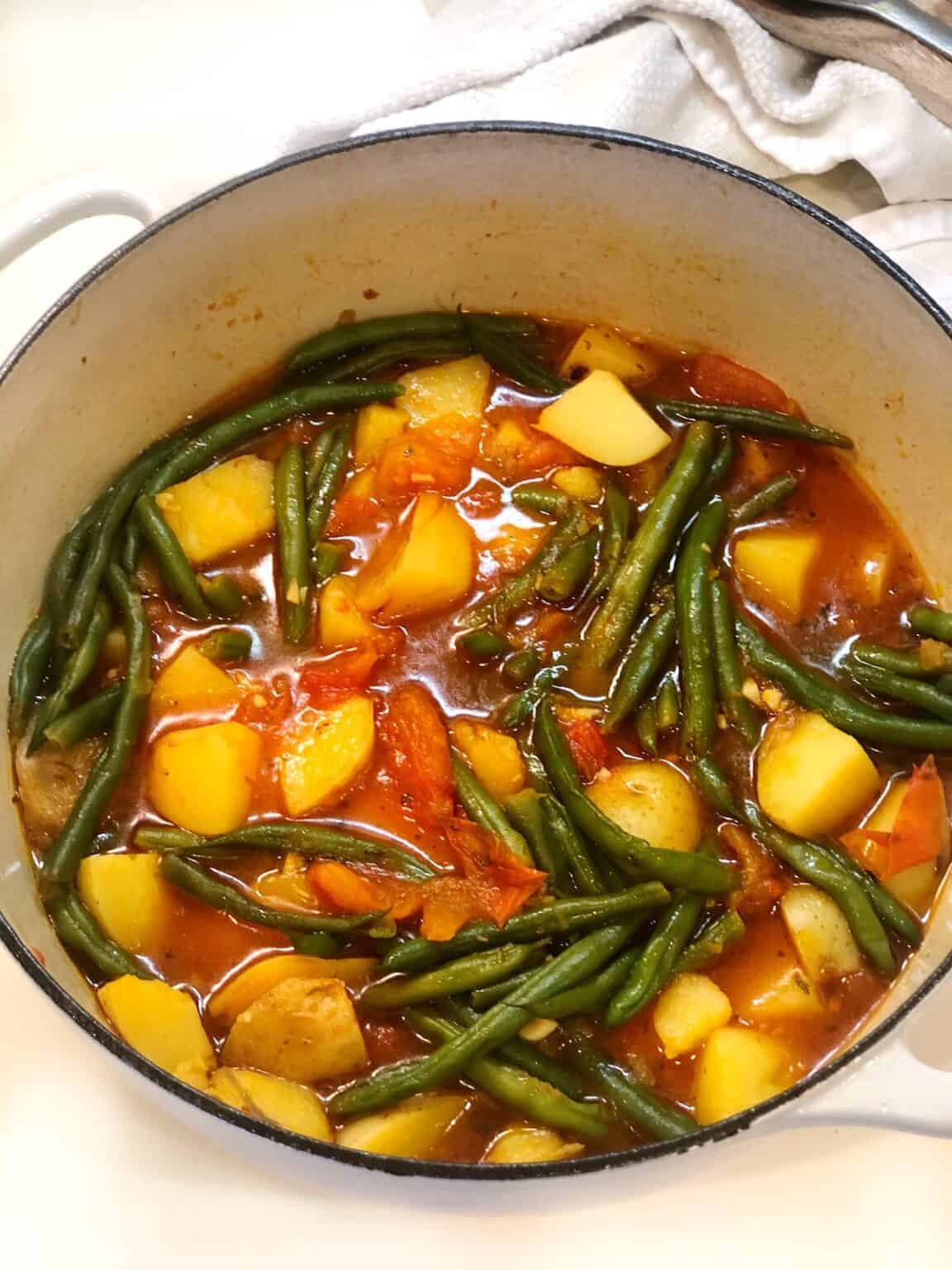 One Pot Green Beans And Potatoes In A Fresh Tomato Sauce - Keeping It ...